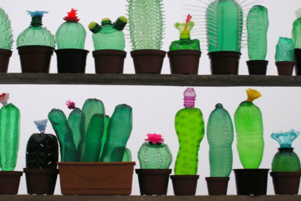 Artista convierte botellas plásticas en sorprendentes esculturas de ...